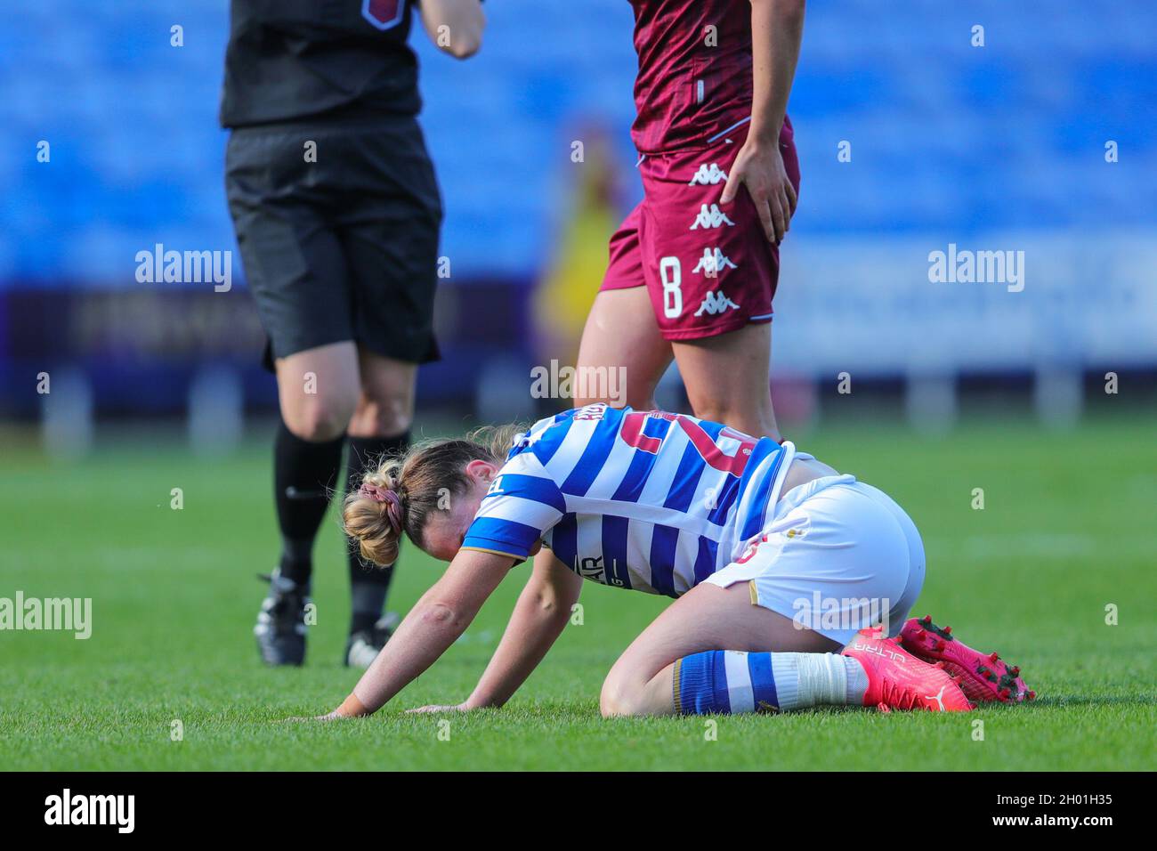 Reading, UK. 10th Oct, 2021. Rachel Rowe (23 Reading) kneeing down on ...