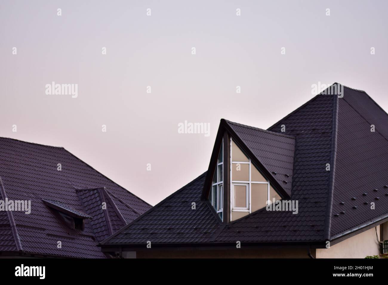 The roof of a modern house during the daytime Stock Photo - Alamy