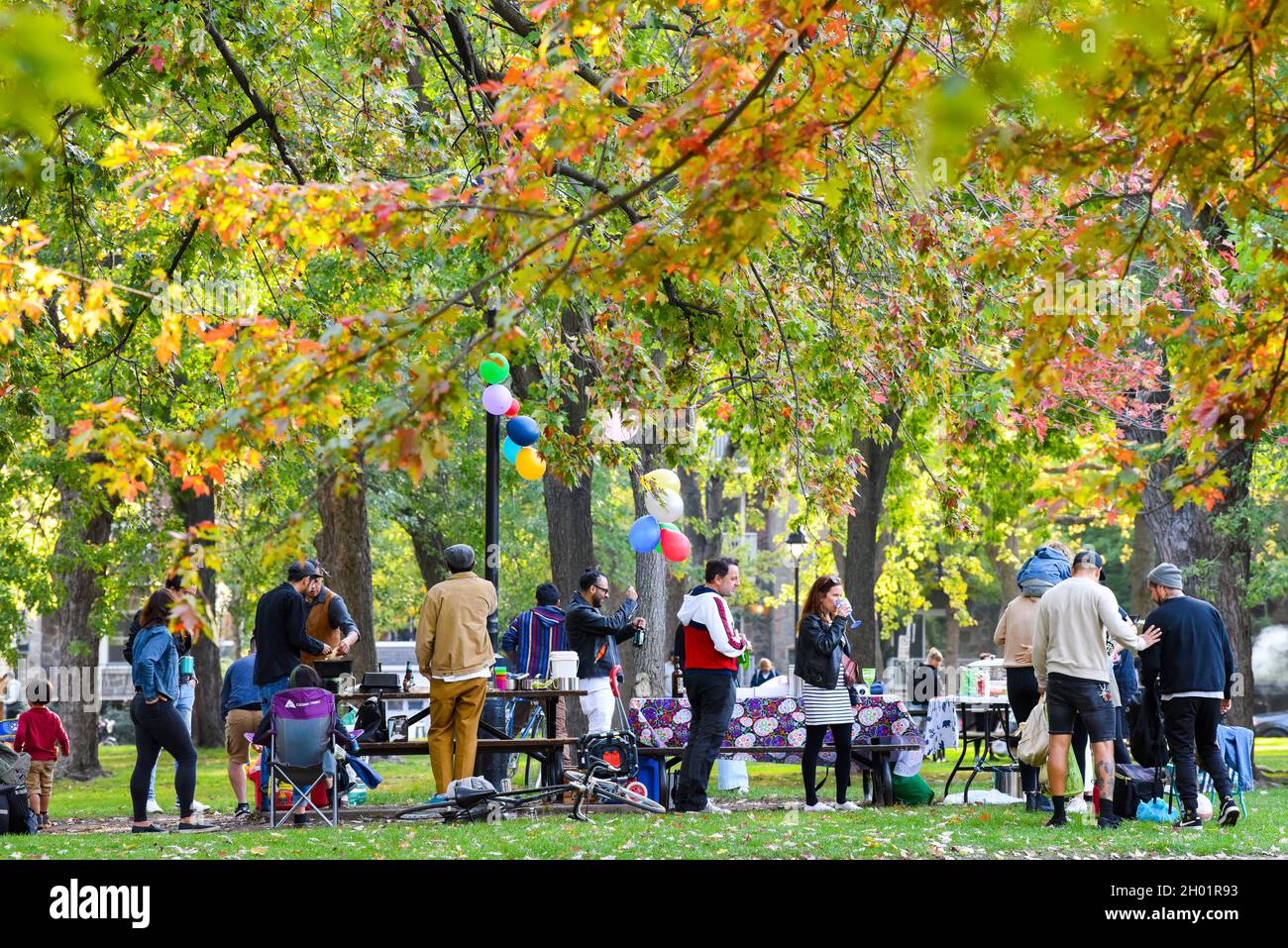 People gather in park hi-res stock photography and images - Alamy