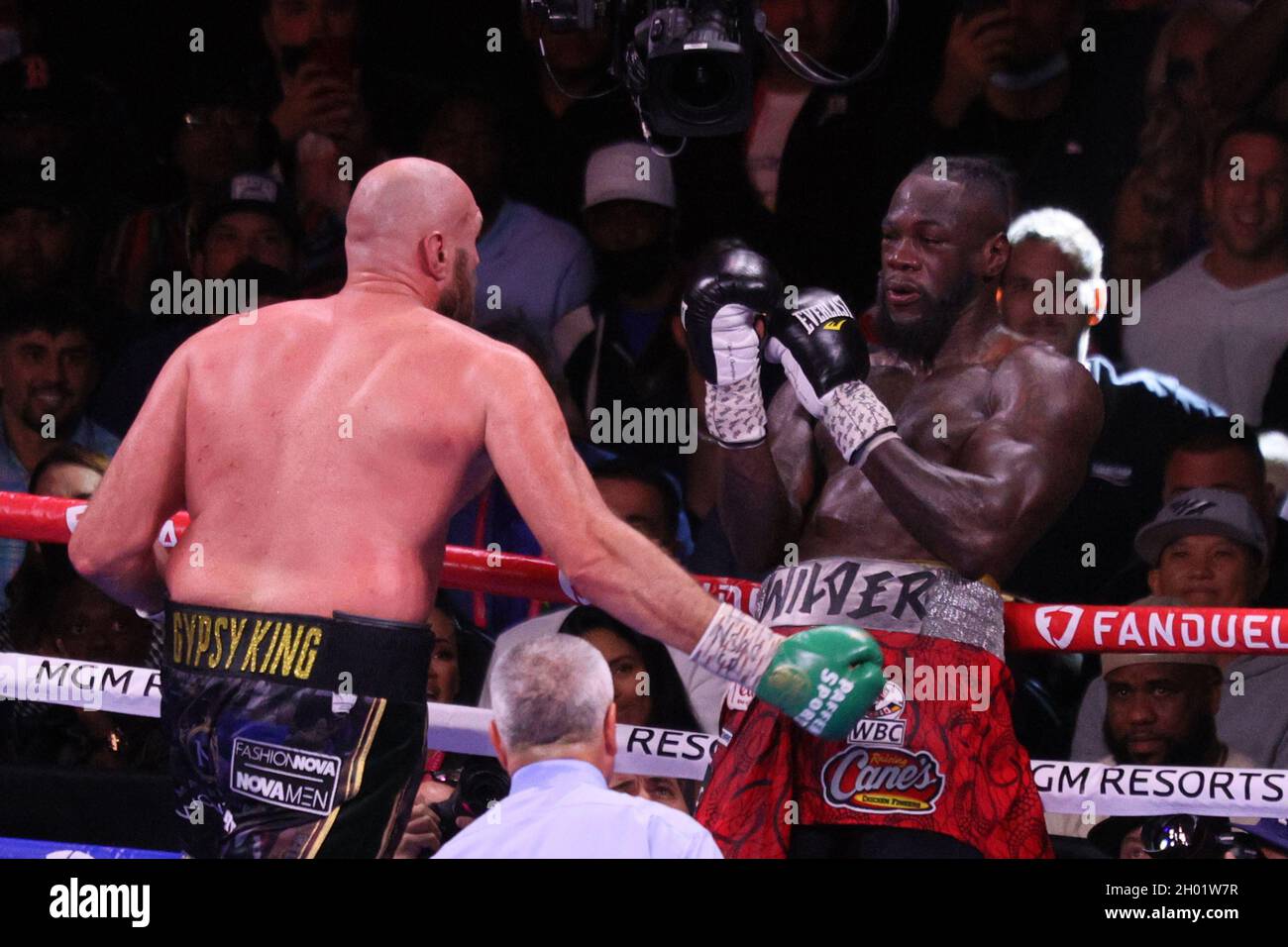 Against the ropes hi-res stock photography and images - Alamy