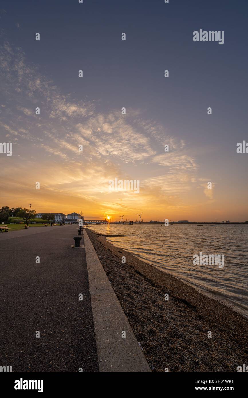 Riverside promenade thames hi-res stock photography and images - Alamy