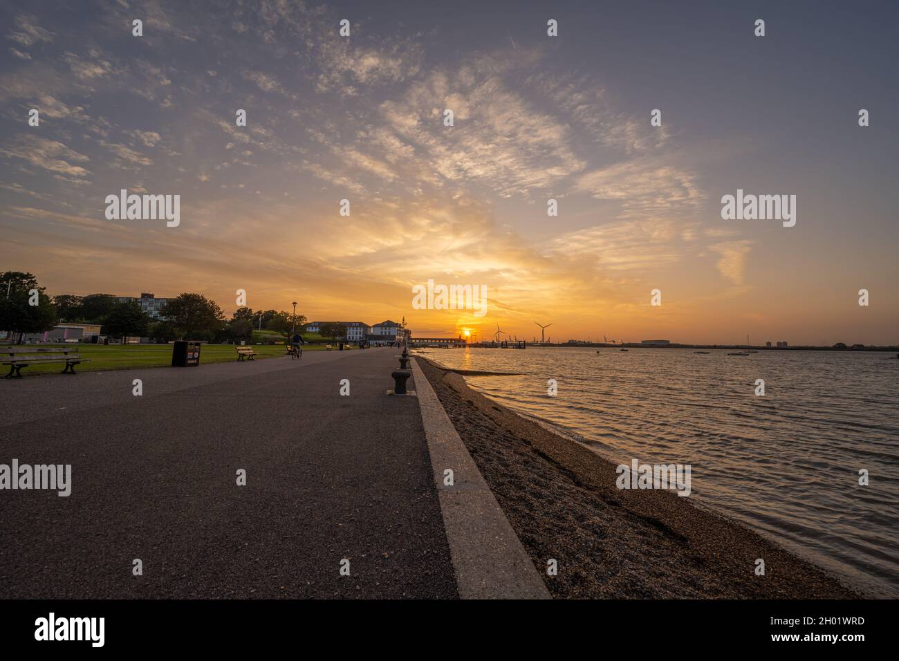 Riverside promenade thames hi-res stock photography and images - Alamy