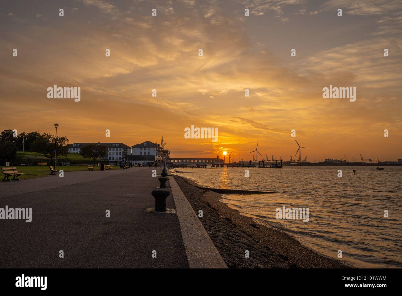 Riverside promenade thames hi-res stock photography and images - Alamy