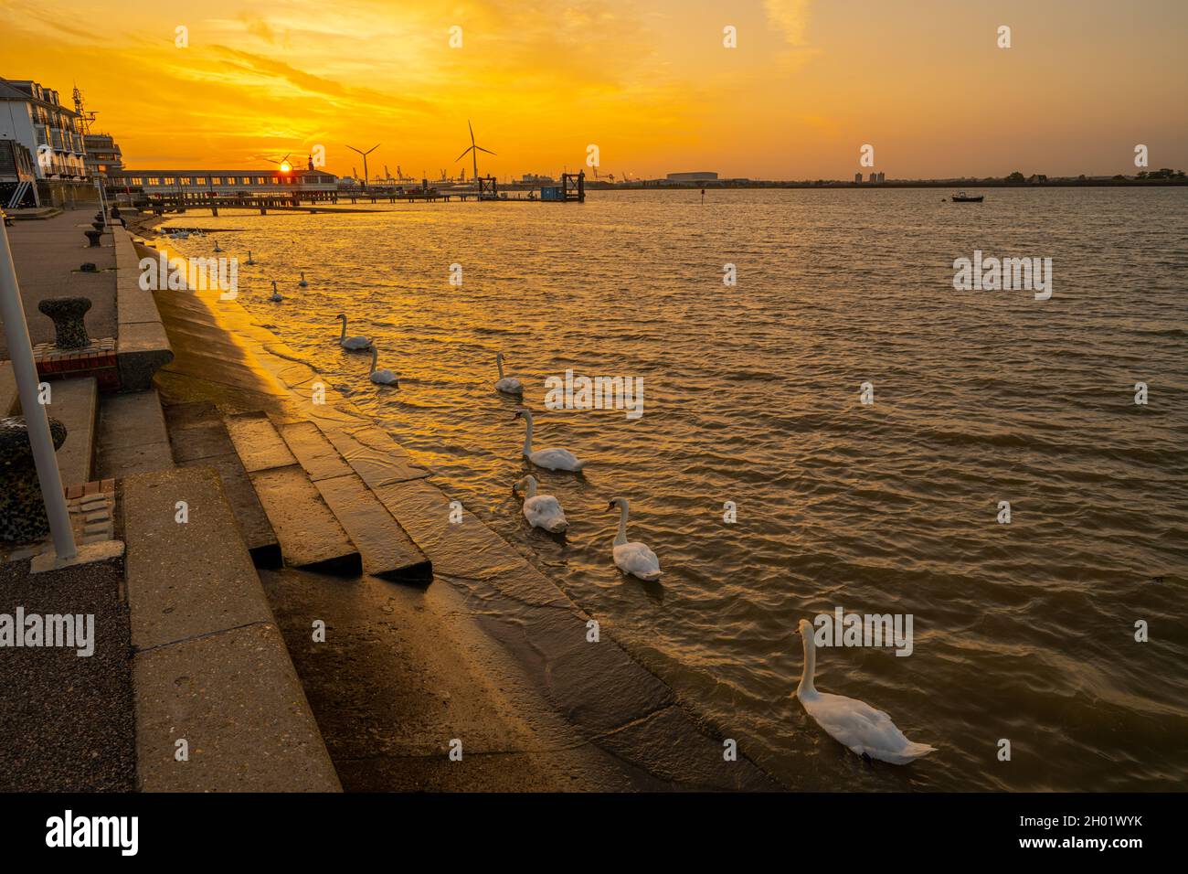 Riverside promenade thames hi-res stock photography and images - Alamy