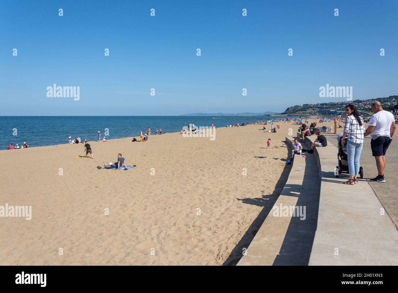 Beach promenade, Colwyn Bay (Bae Colwyn), Conwy County Borough, Wales ...