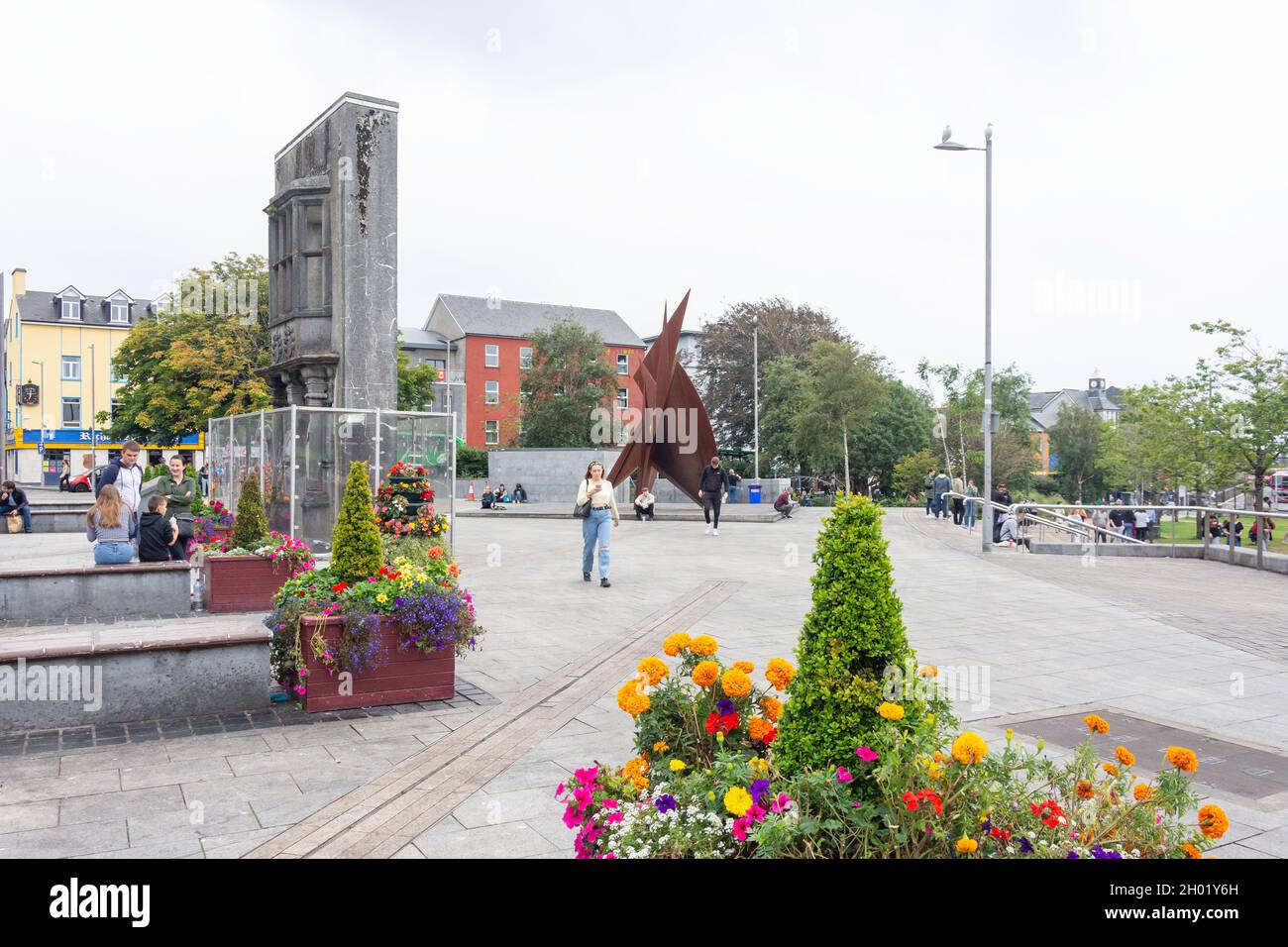 Galway sculpture eyre square galway hi-res stock photography and images ...