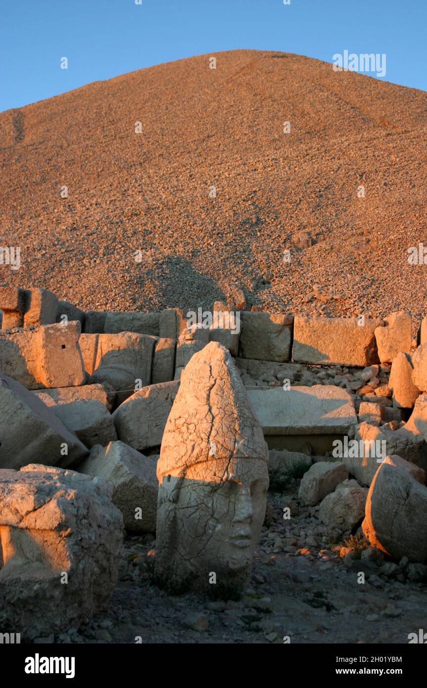 King Antiochus Statue and Mount Nemrut colossal statues guarding ...