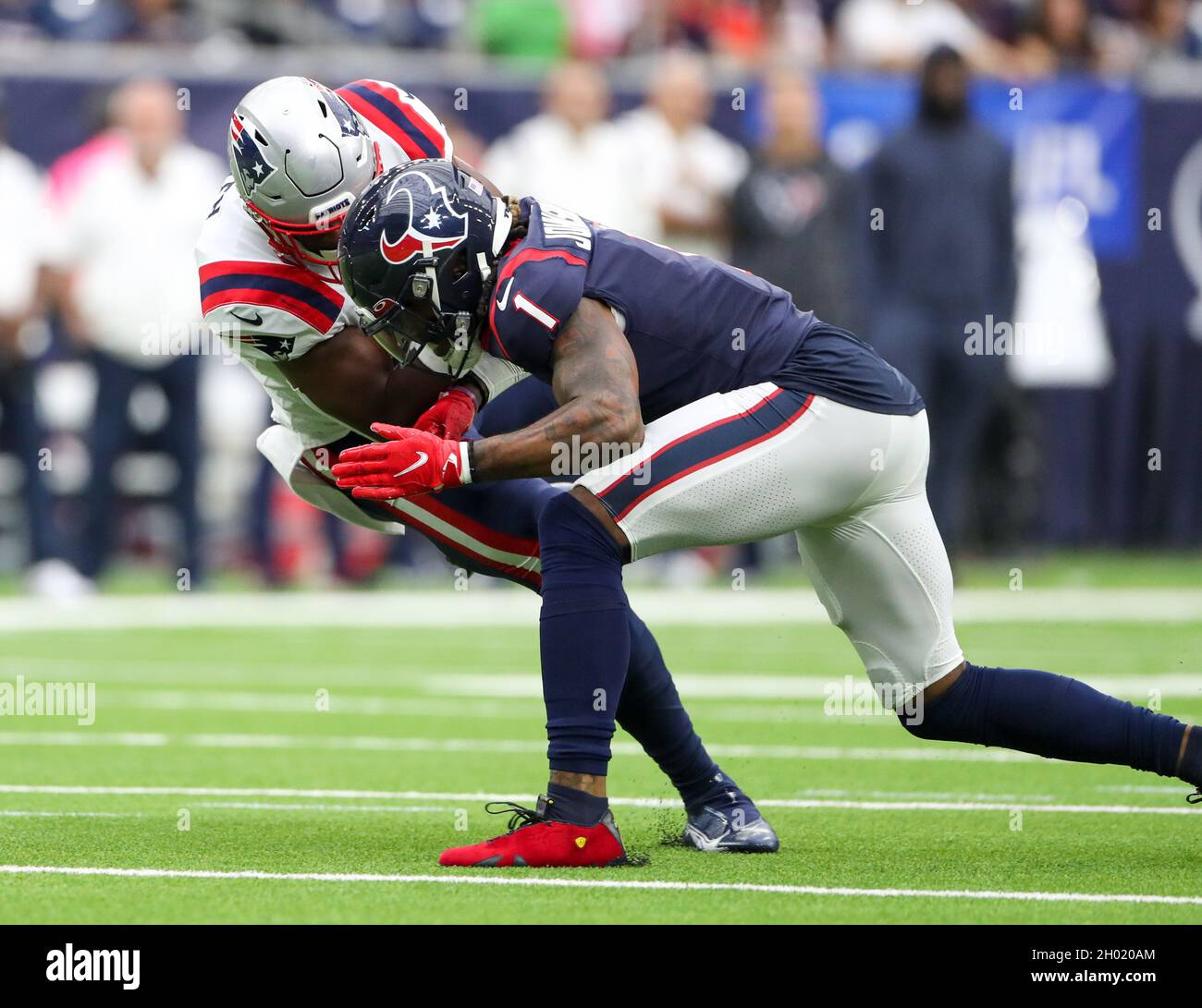 Nfl helmet to helmet hit 2021 hi-res stock photography and images - Alamy