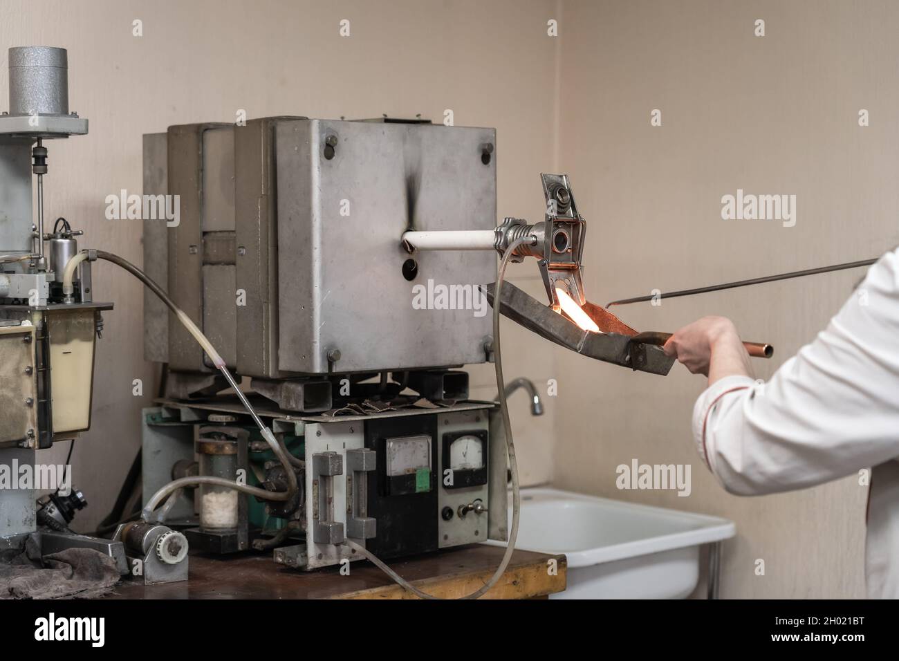 Testing of burning iron of alloy sample at metallurgical plant on ...