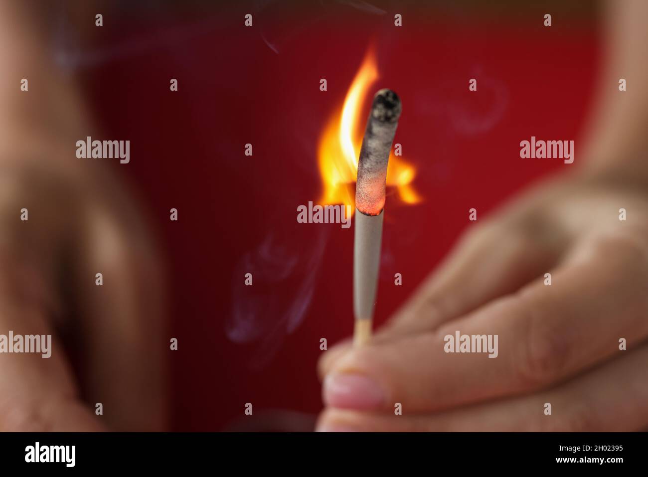Match in hand hi-res stock photography and images - Alamy