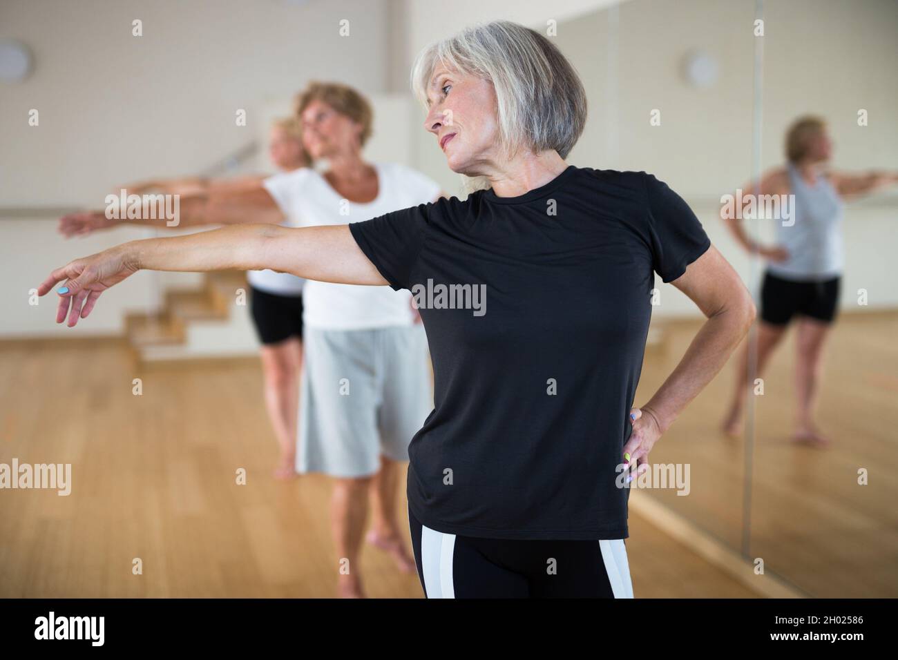Group seniors enjoying dancing hi-res stock photography and images - Alamy