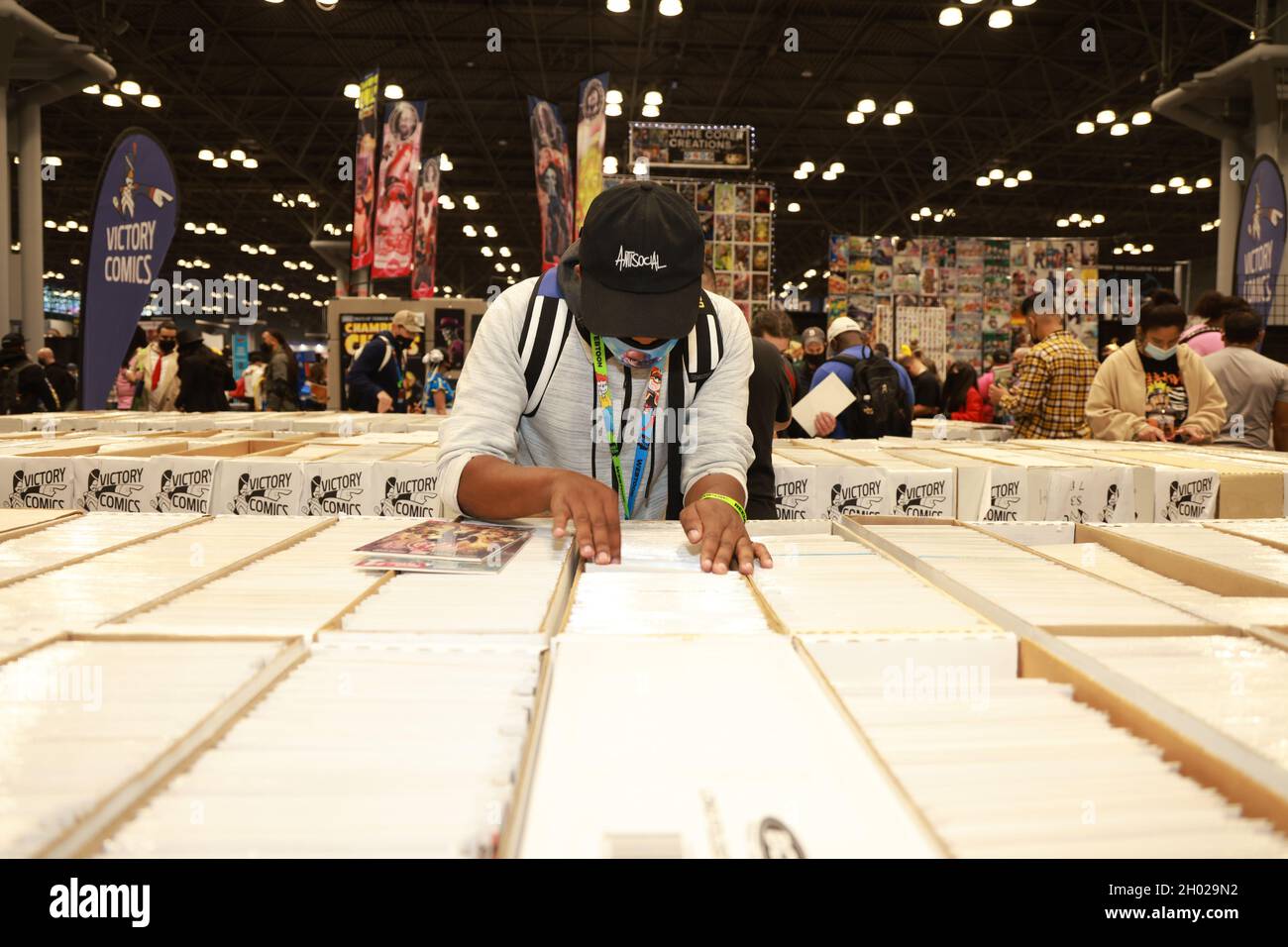 New York, N.Y/USA – 9th Oct. 2021: Fans check out comic books at one of ...