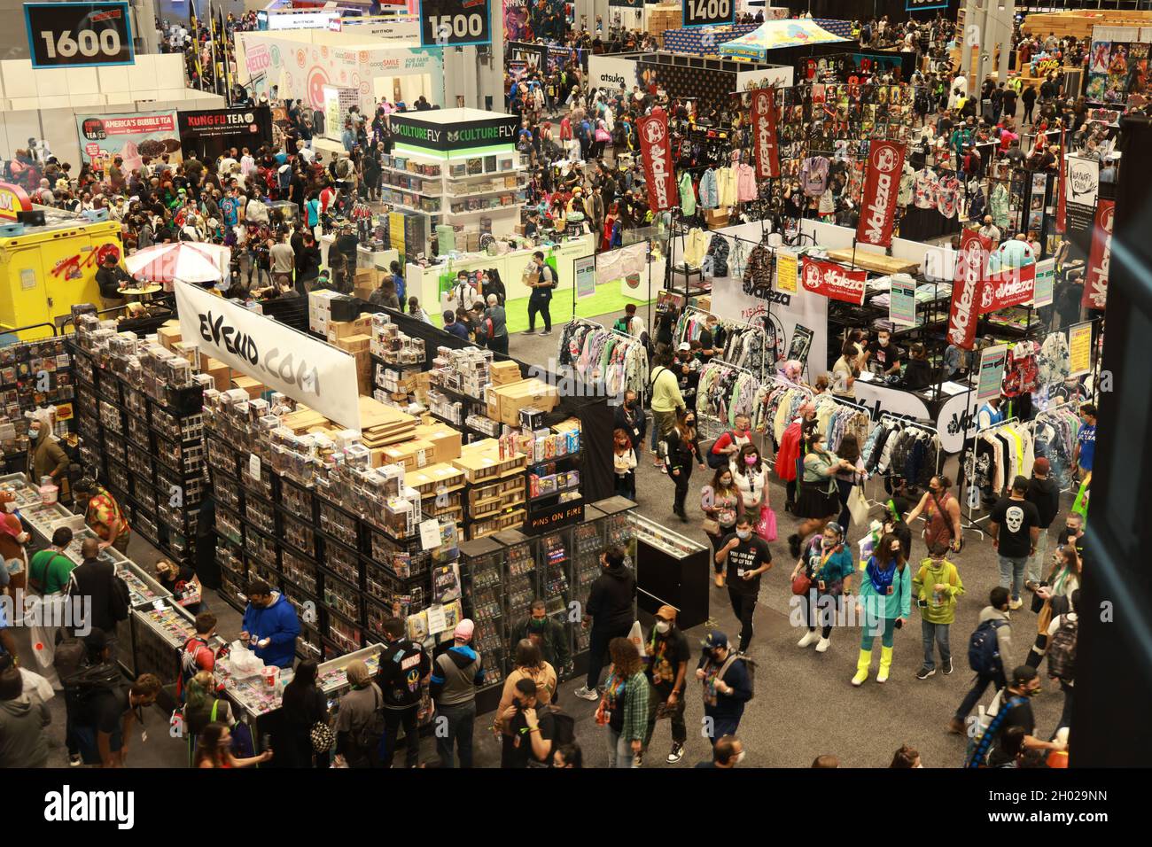 New York, N.Y/USA – 9th Oct. 2021: Fans fill the aisle checking out all ...