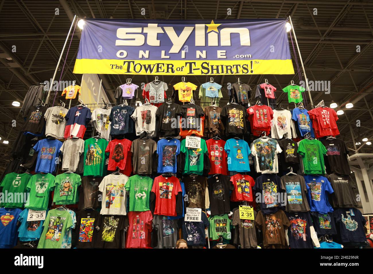 New York, N.Y/USA – 9th Oct. 2021: Fans check out booths for t-shirts ...
