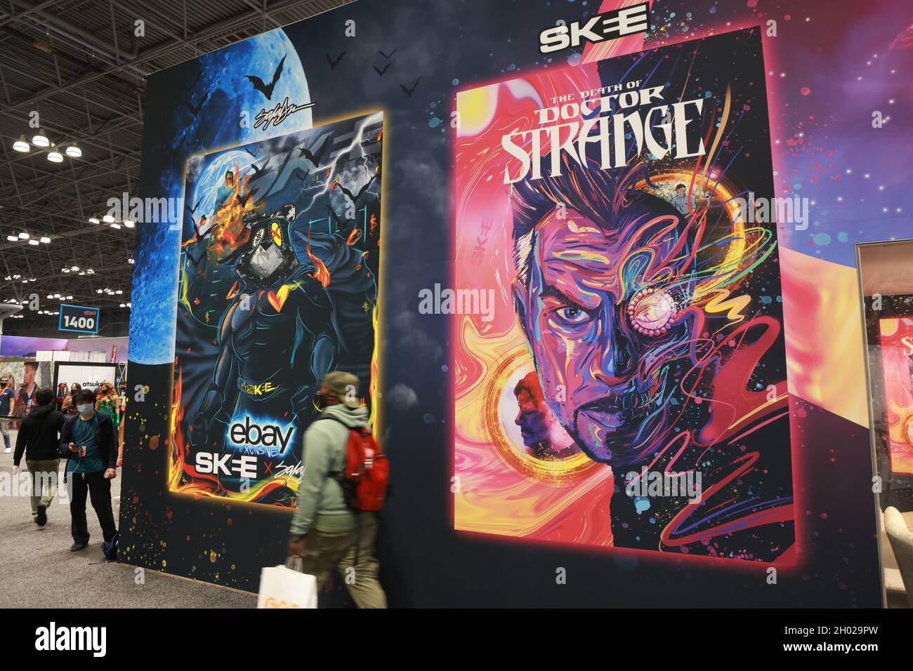 New York, N.Y/USA – 9th Oct. 2021: A fan walk by a booths with video ...