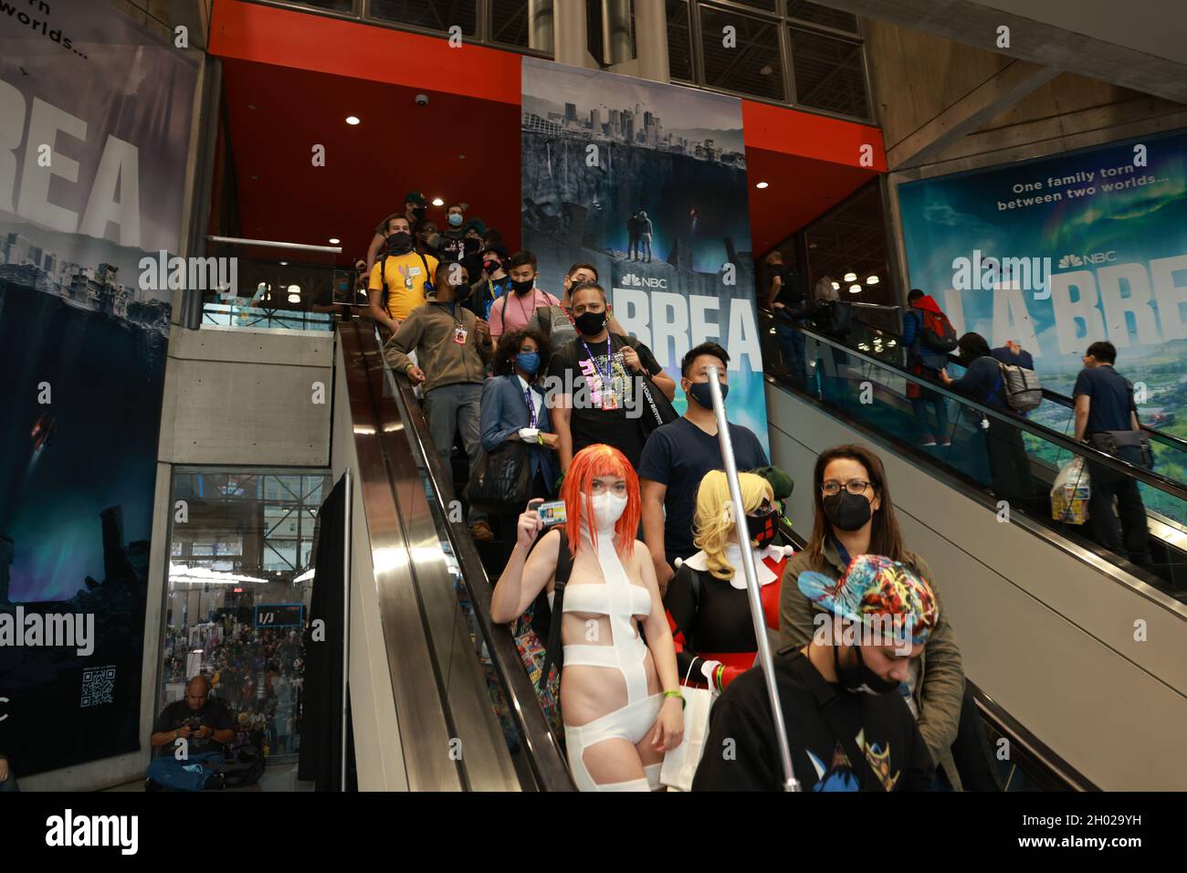 New York, N.Y/USA – 9th Oct. 2021: Fans dressed in costumes come down ...