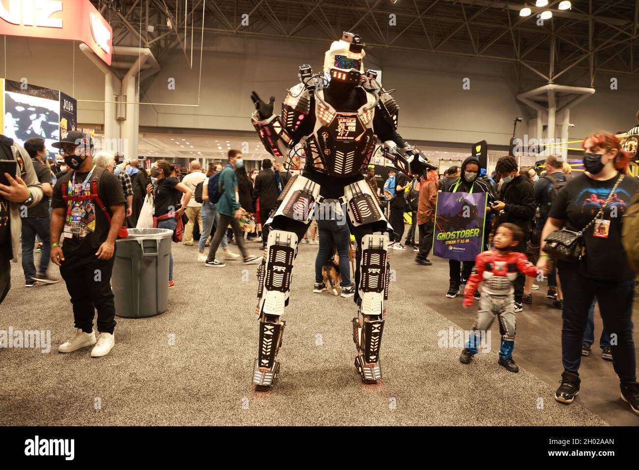 New York, N.Y/USA – 9th Oct. 2021: A cosplayer dressed as Mega Robot on ...