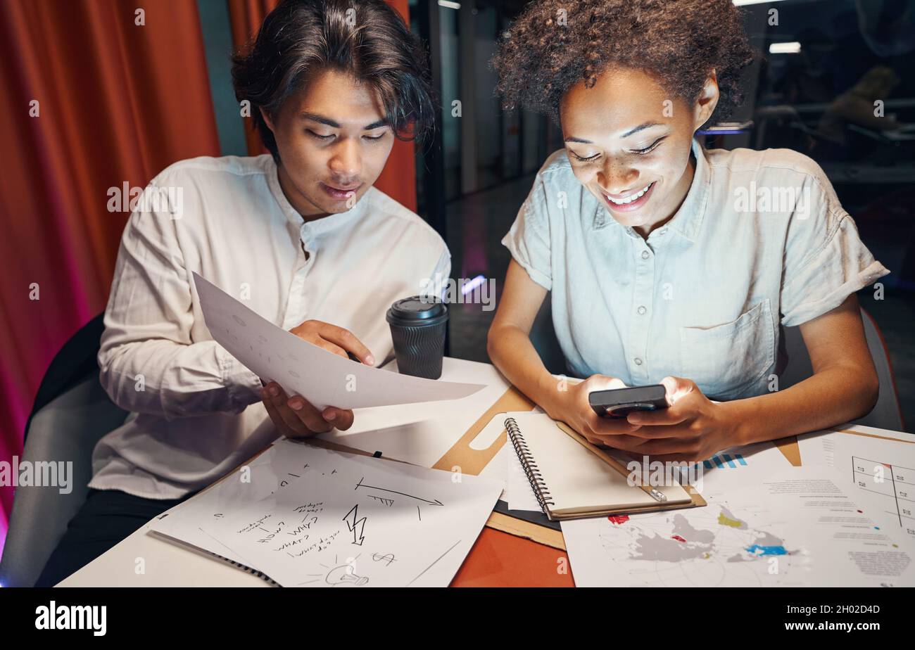 Woman typing message in chat with colleagues Stock Photo - Alamy