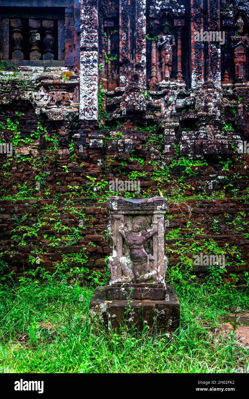 A statue in front of an ancient building Stock Photo - Alamy