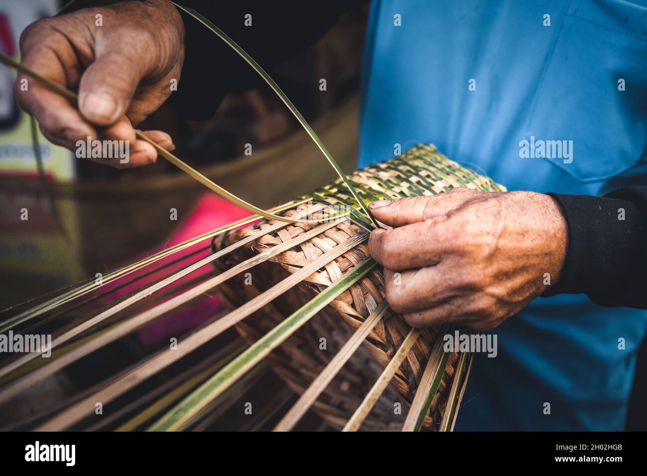 Hands weaving bamboo baskets at home,make a basket Stock Photo - Alamy
