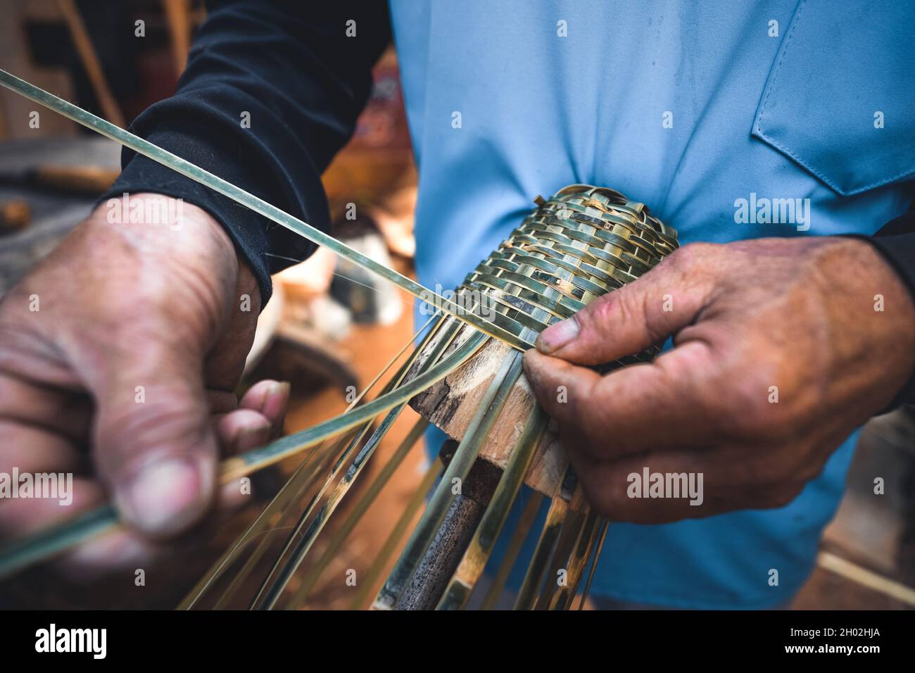 Woman weaving traditional baskets hi-res stock photography and images ...
