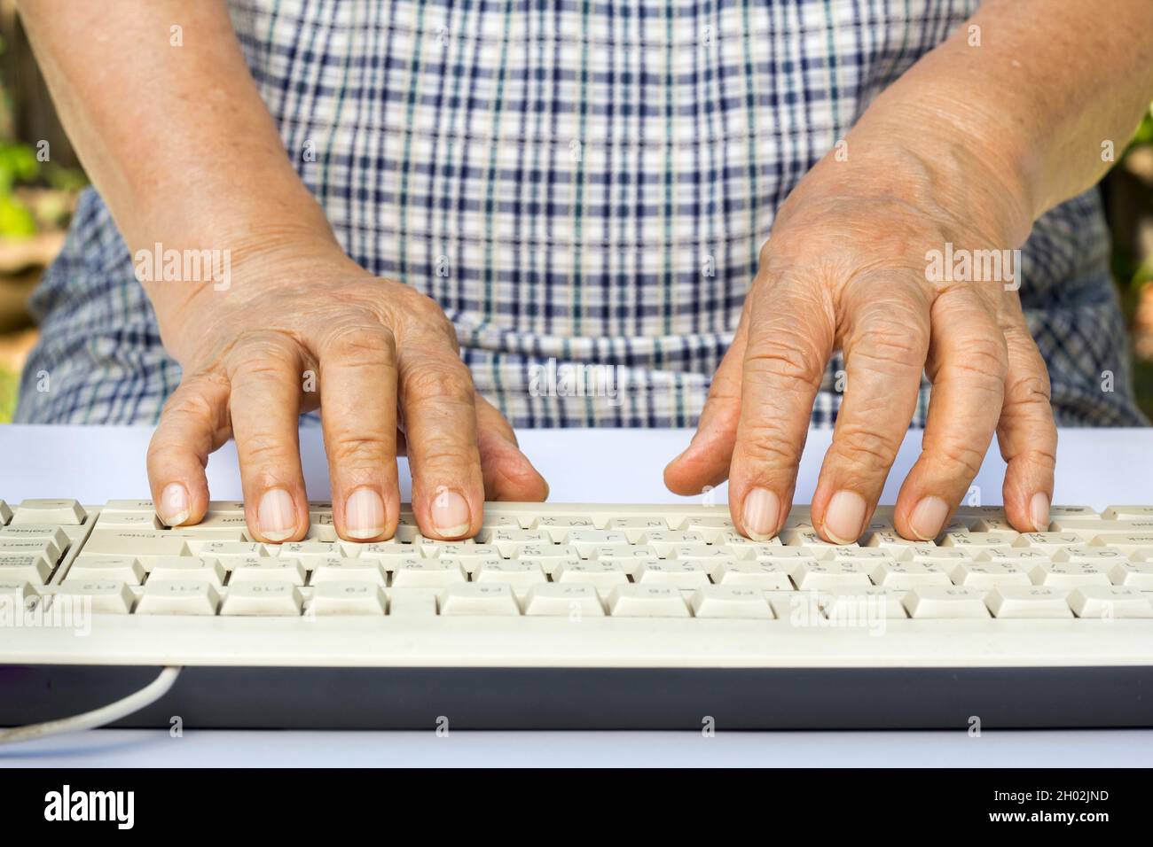 Hands on computer hi-res stock photography and images - Alamy