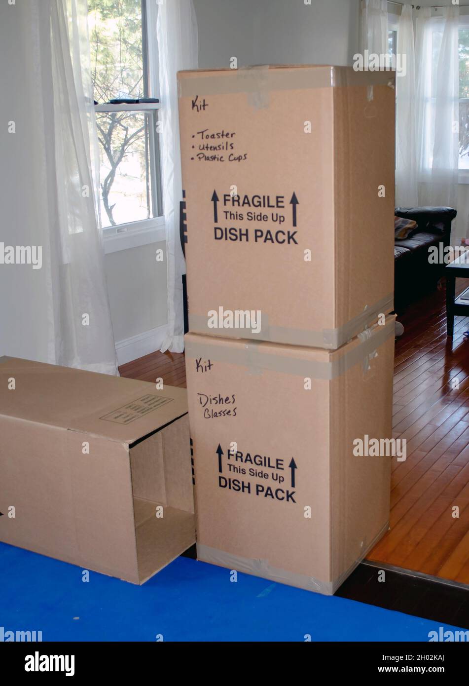 packing boxes in a living room, ready to move cross country Stock Photo ...