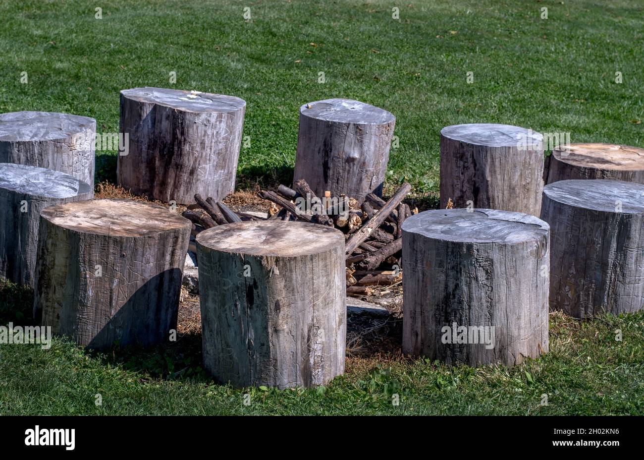 Seating around tree hi-res stock photography and images - Alamy