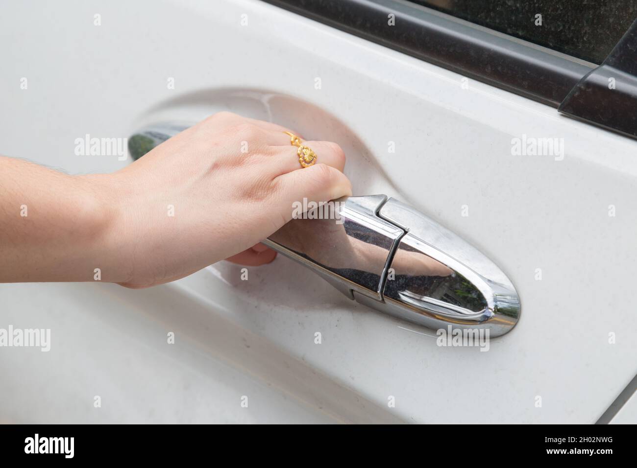 Woman hand open white car door with emty space Stock Photo - Alamy