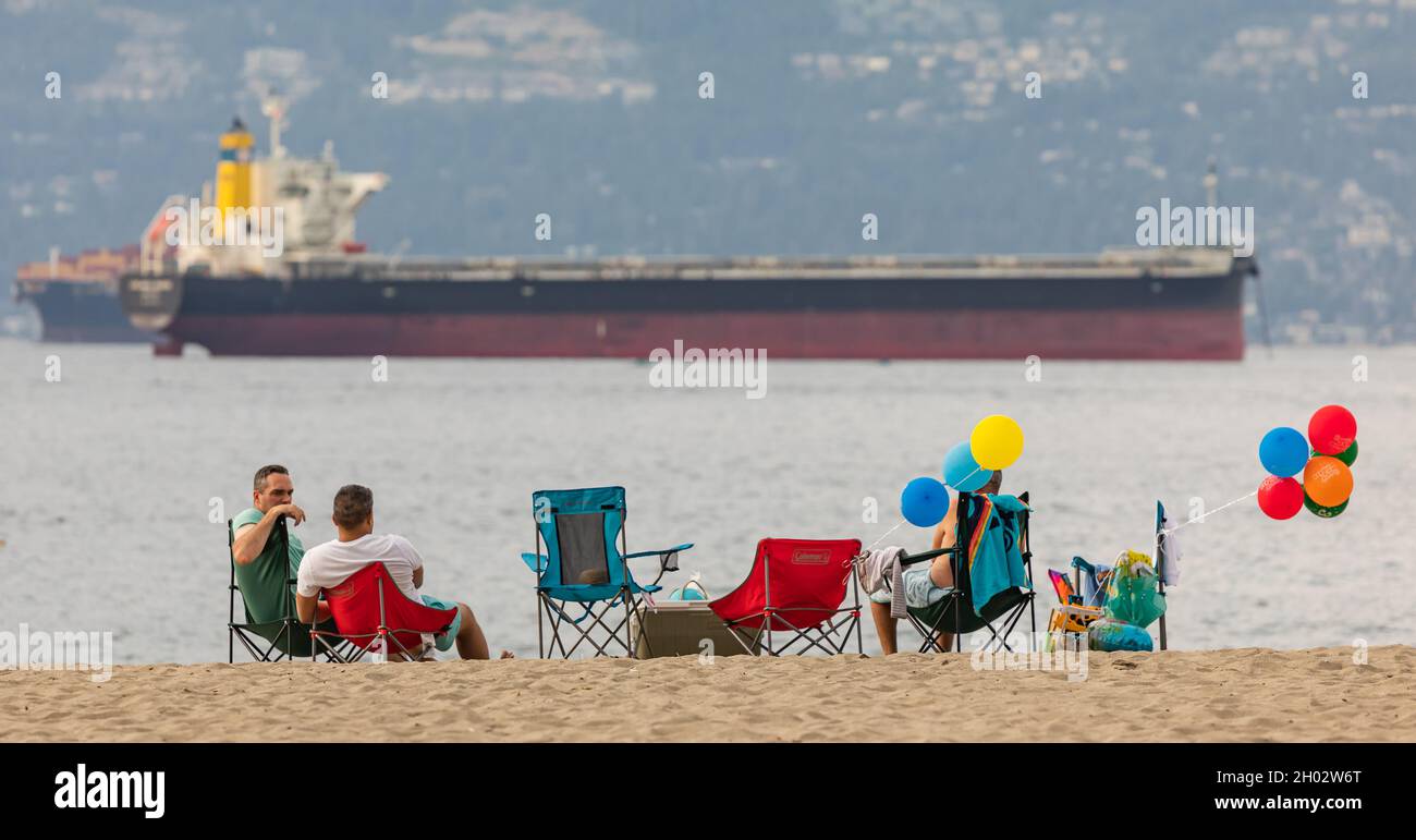 People sitting in beach chairs hi-res stock photography and images - Alamy