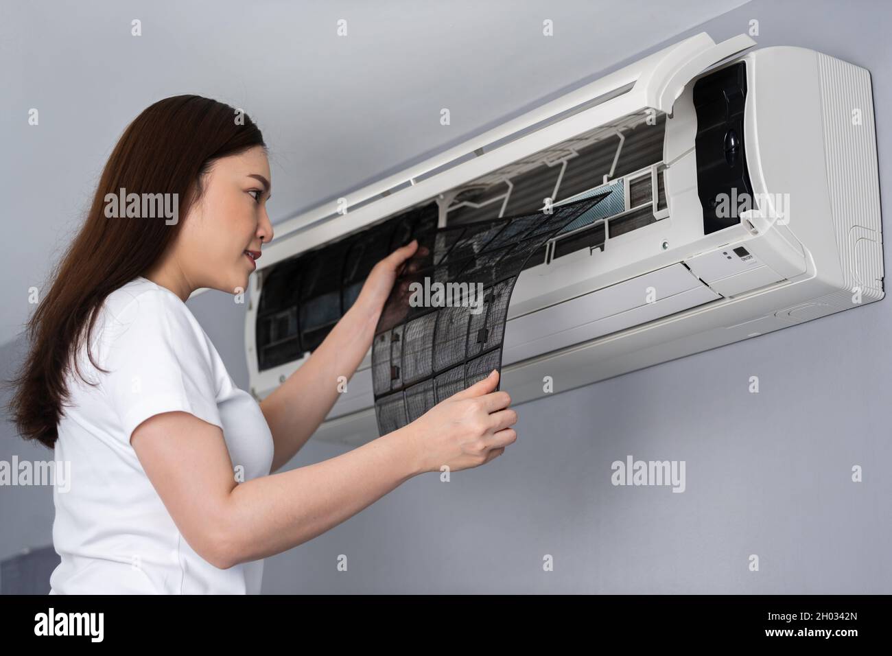 Person removing air conditioner hi-res stock photography and images - Alamy