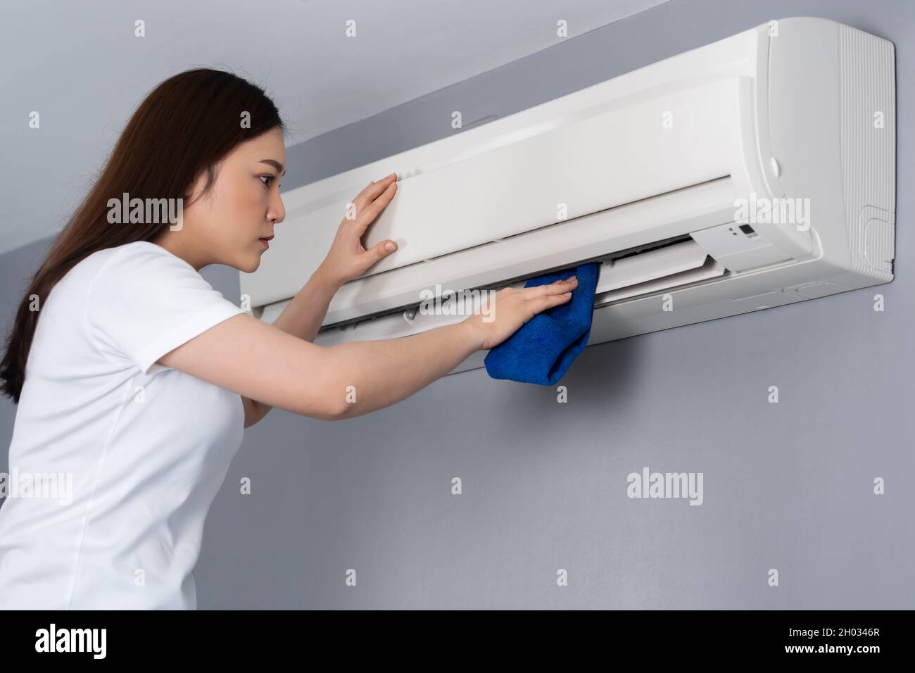 Cleaning air conditioner hi-res stock photography and images - Alamy