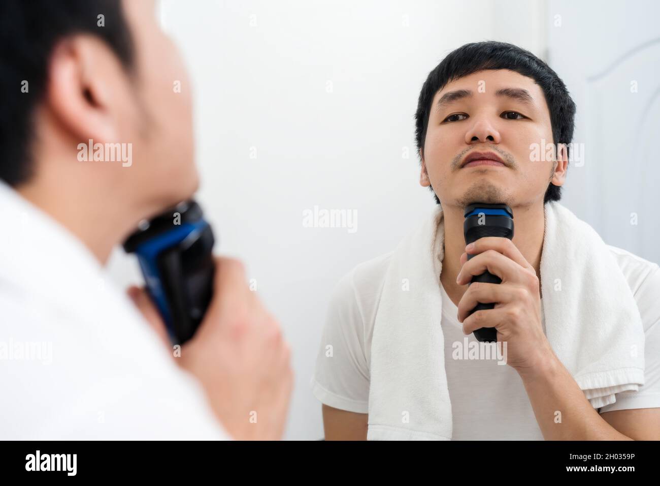 Shaving his face hi-res stock photography and images - Alamy