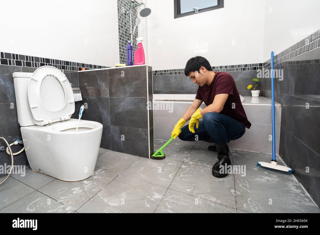 Man using toilet hi-res stock photography and images - Alamy