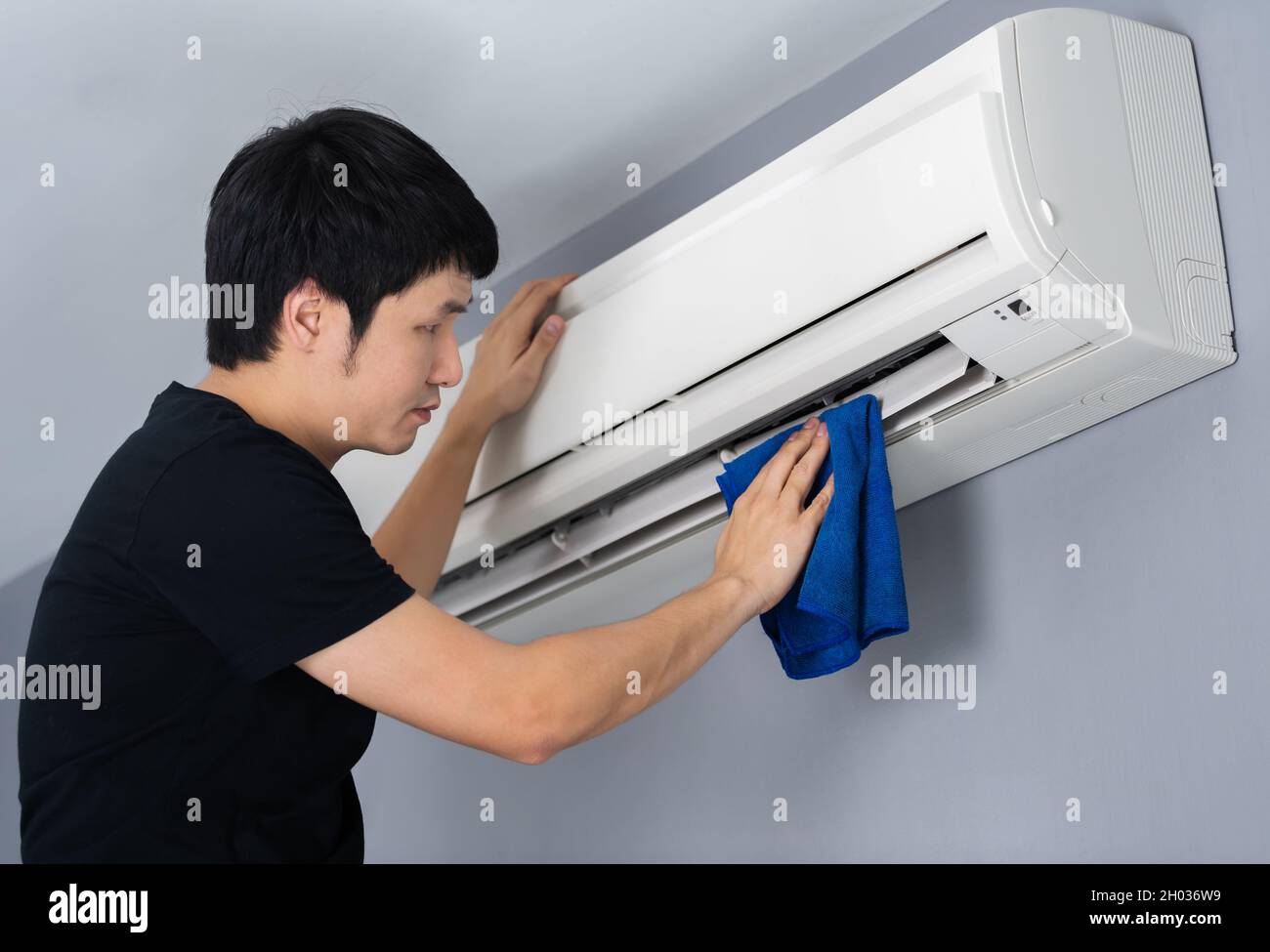 Man cleaning the air conditioner hi-res stock photography and images ...