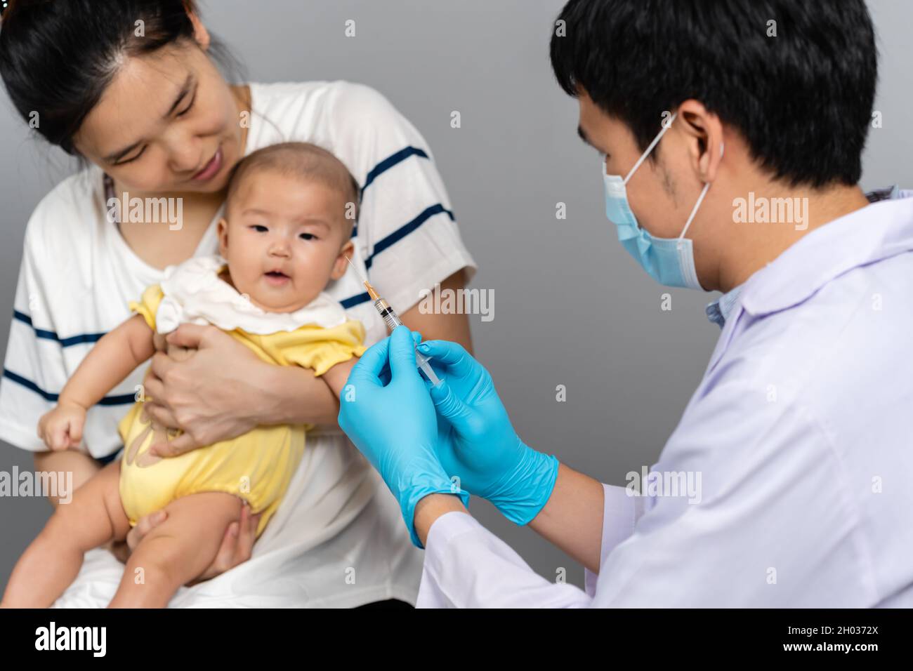 Doctor injection baby hi-res stock photography and images - Alamy
