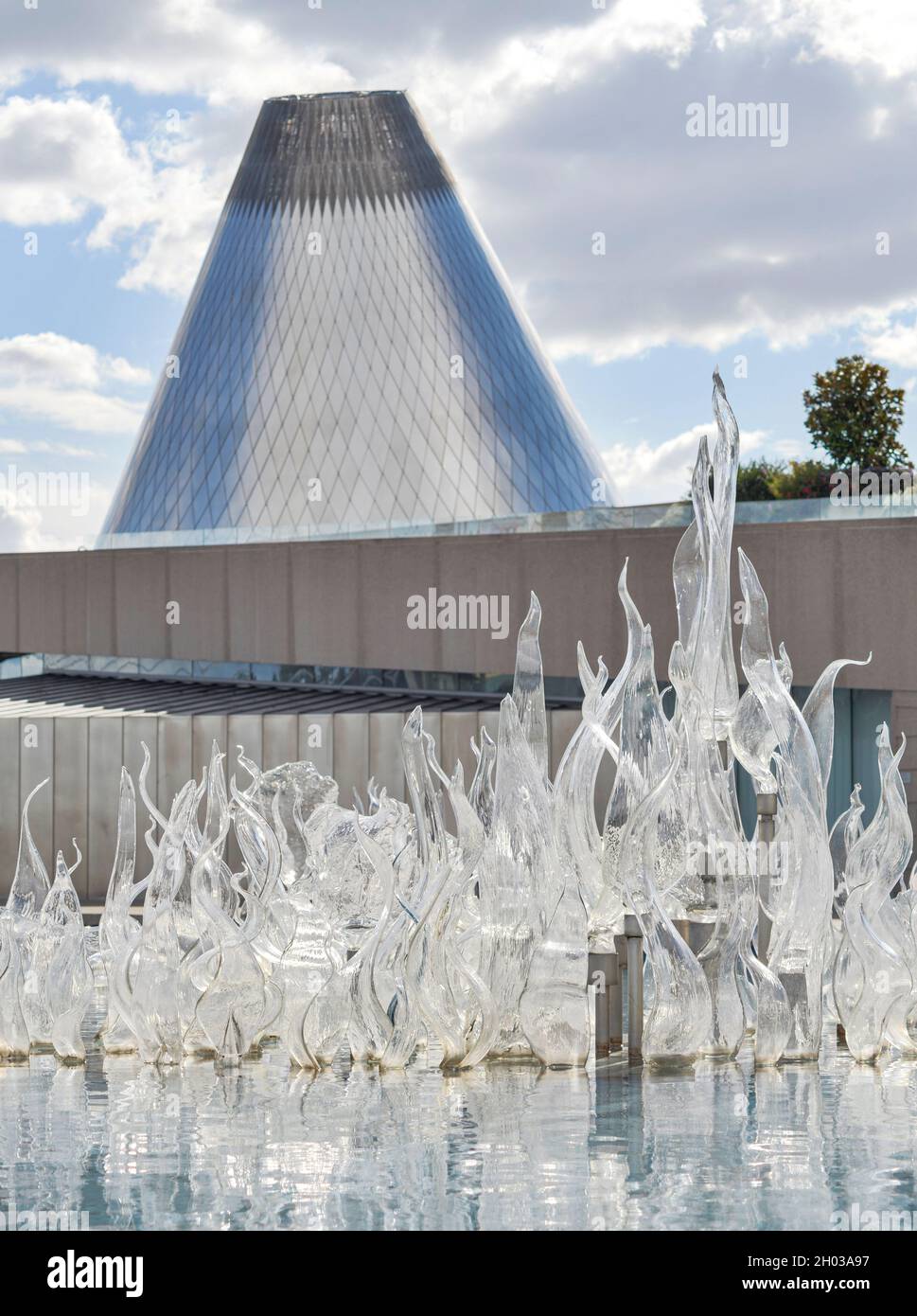 Glass museum in Tacoma, Washington with reflection pool Stock Photo - Alamy