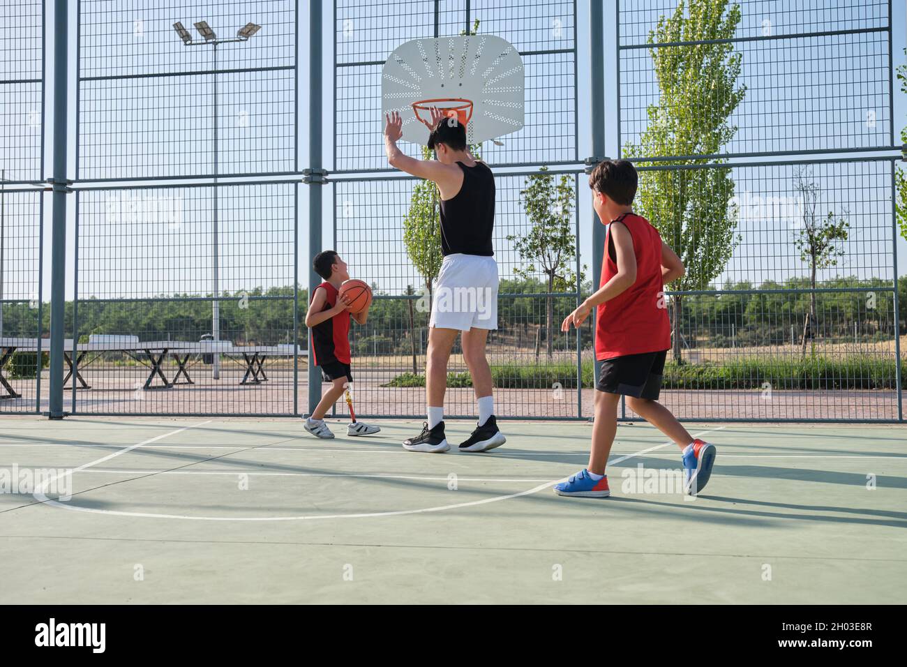 Two kids play basketball court hi-res stock photography and images - Alamy