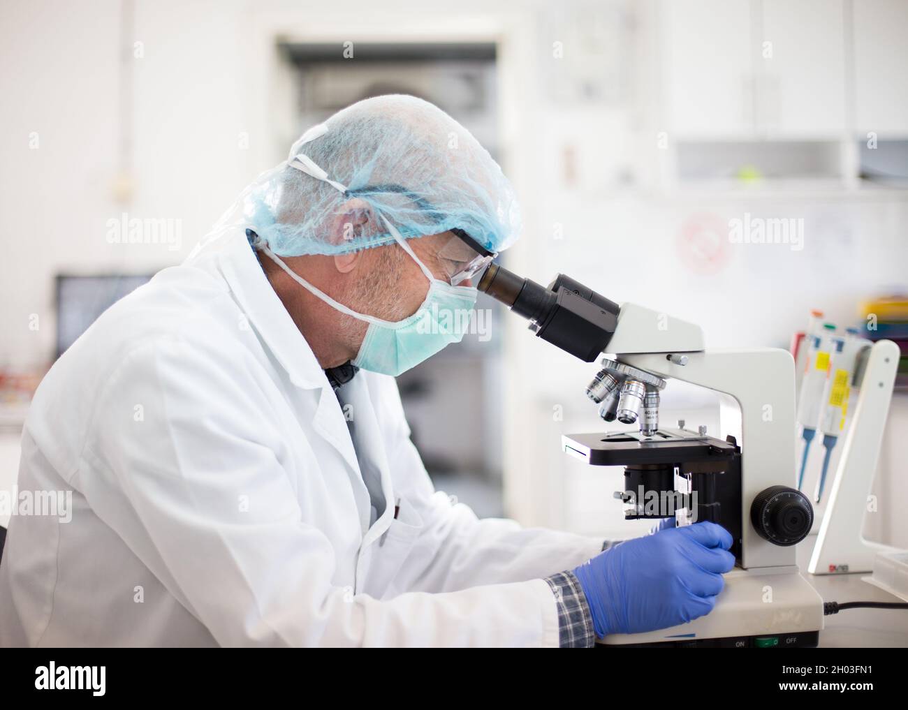 Clinical biologist hi-res stock photography and images - Alamy
