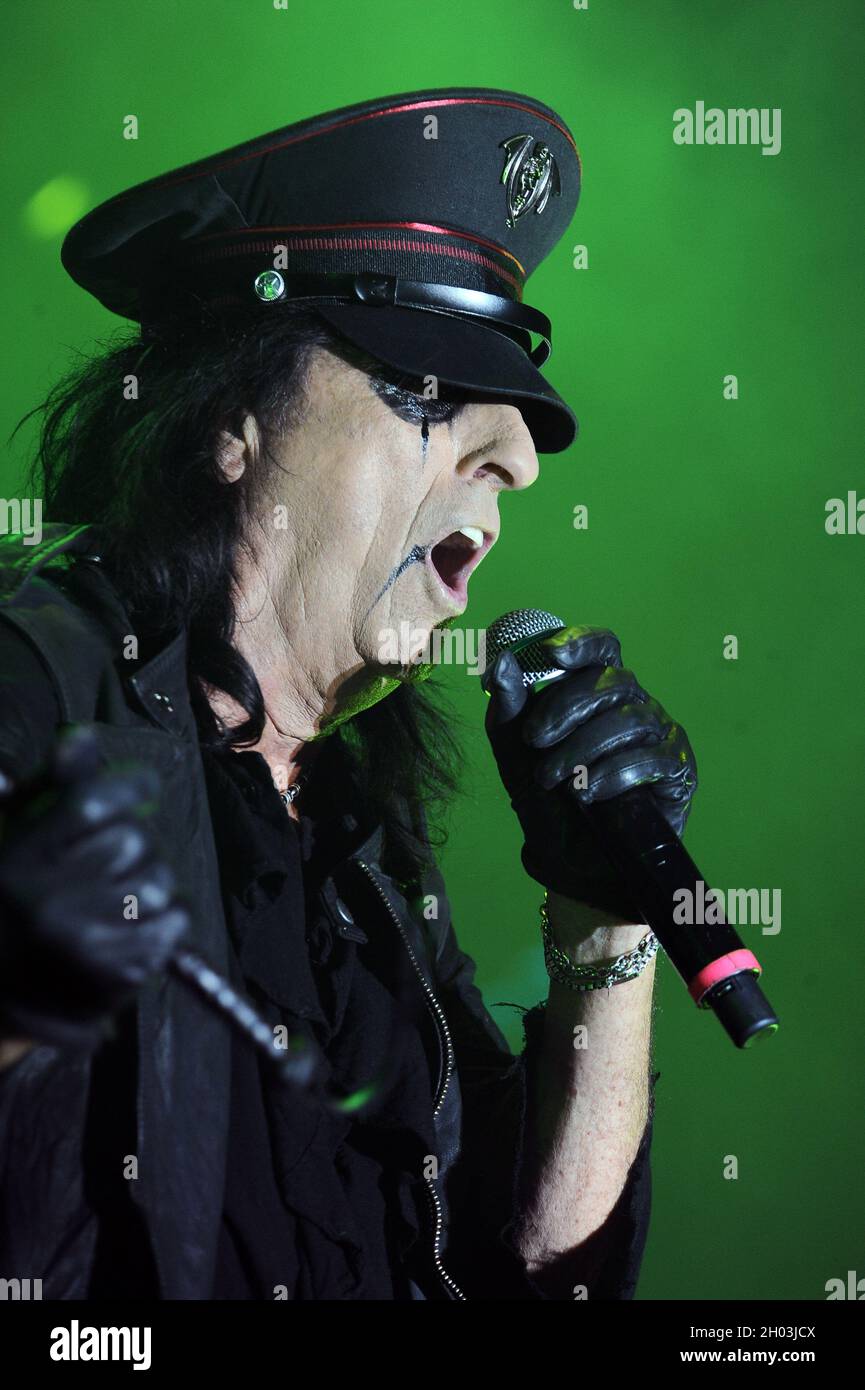 Alice cooper performance hi-res stock photography and images - Alamy