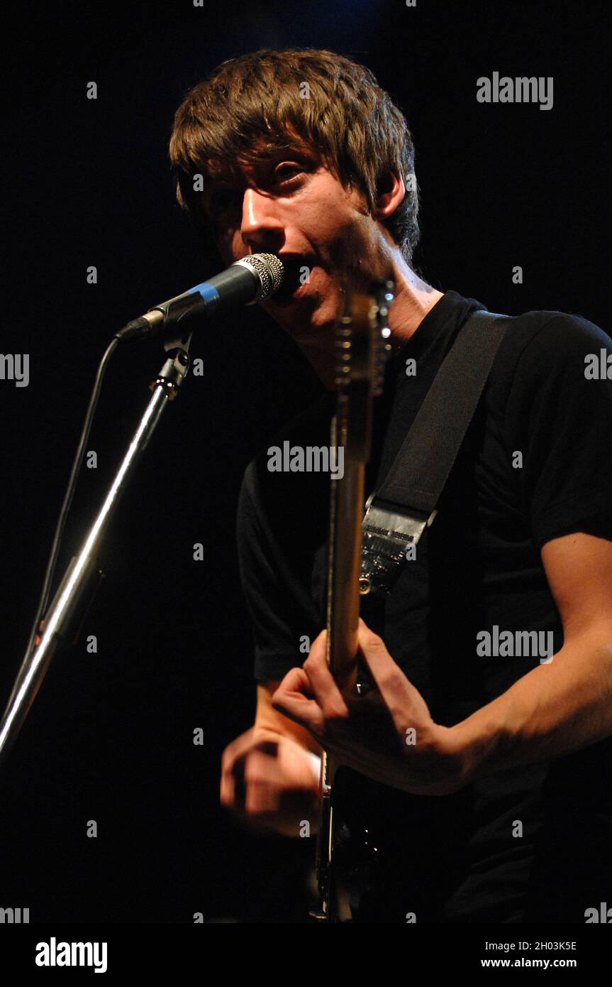 Alex turner arctic monkeys 2007 hi-res stock photography and images - Alamy
