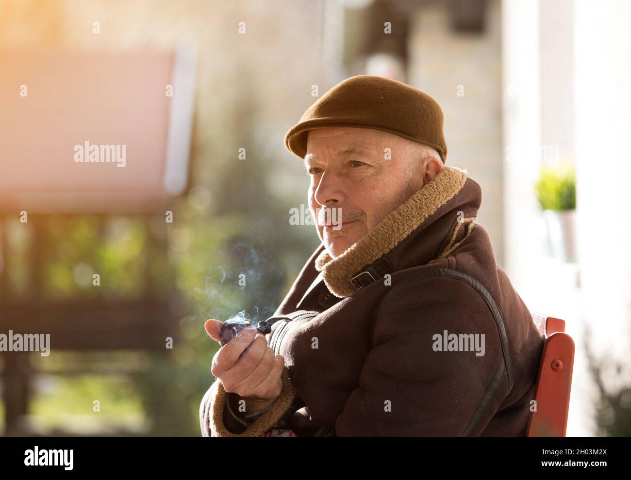 Pipe elderly man smoking caucasian hi-res stock photography and images ...