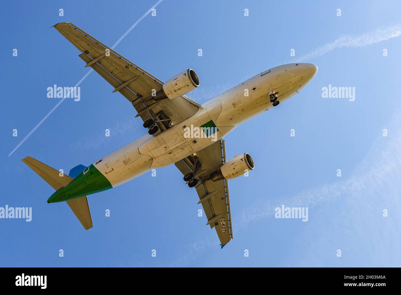 passenger plane landing, Low-flying Stock Photo - Alamy