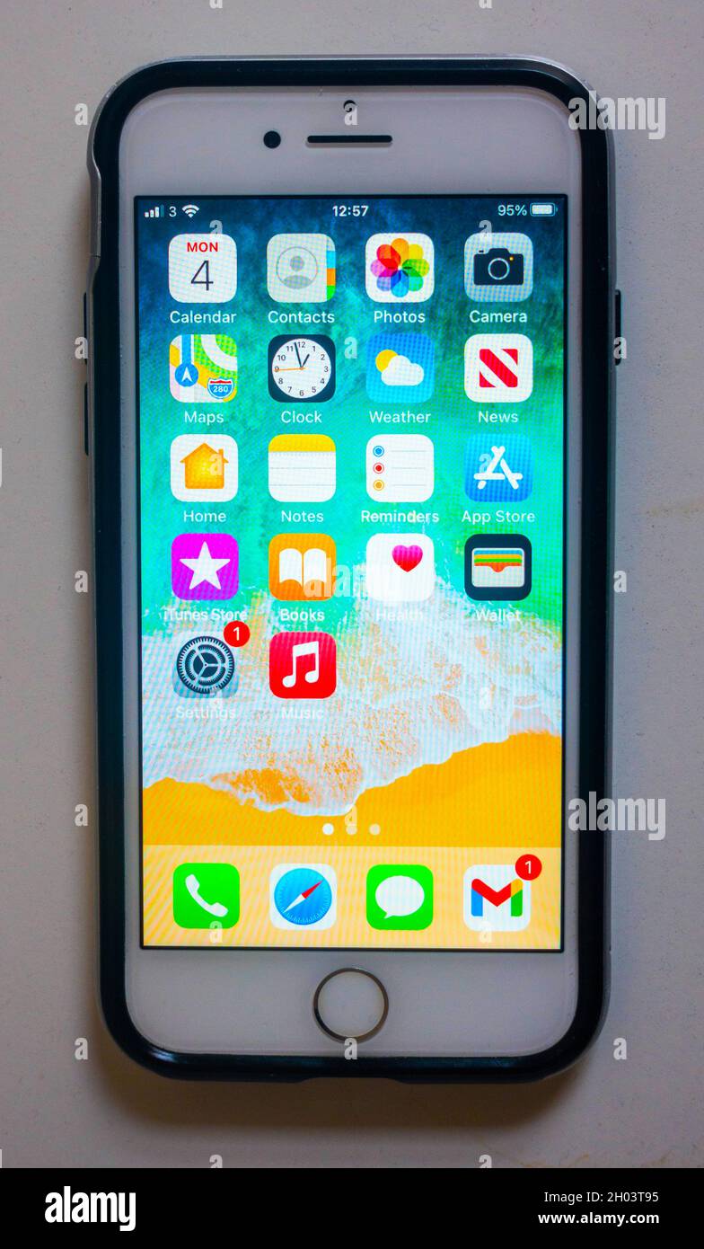 Iphone vertical hi-res stock photography and images - Alamy