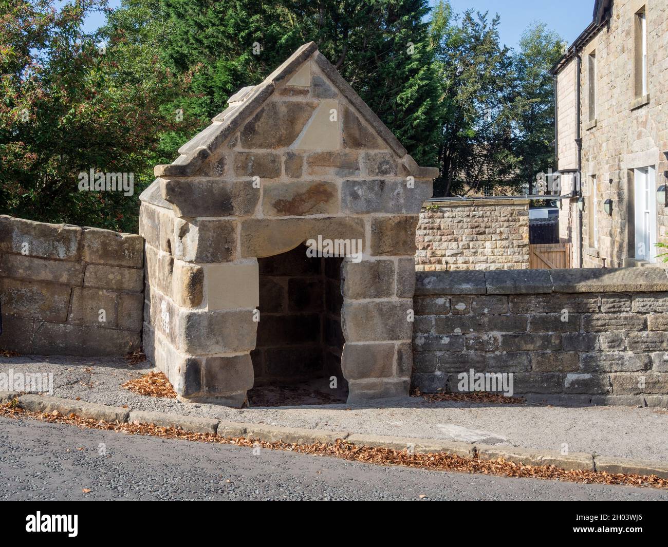 17th century toll house hi-res stock photography and images - Alamy