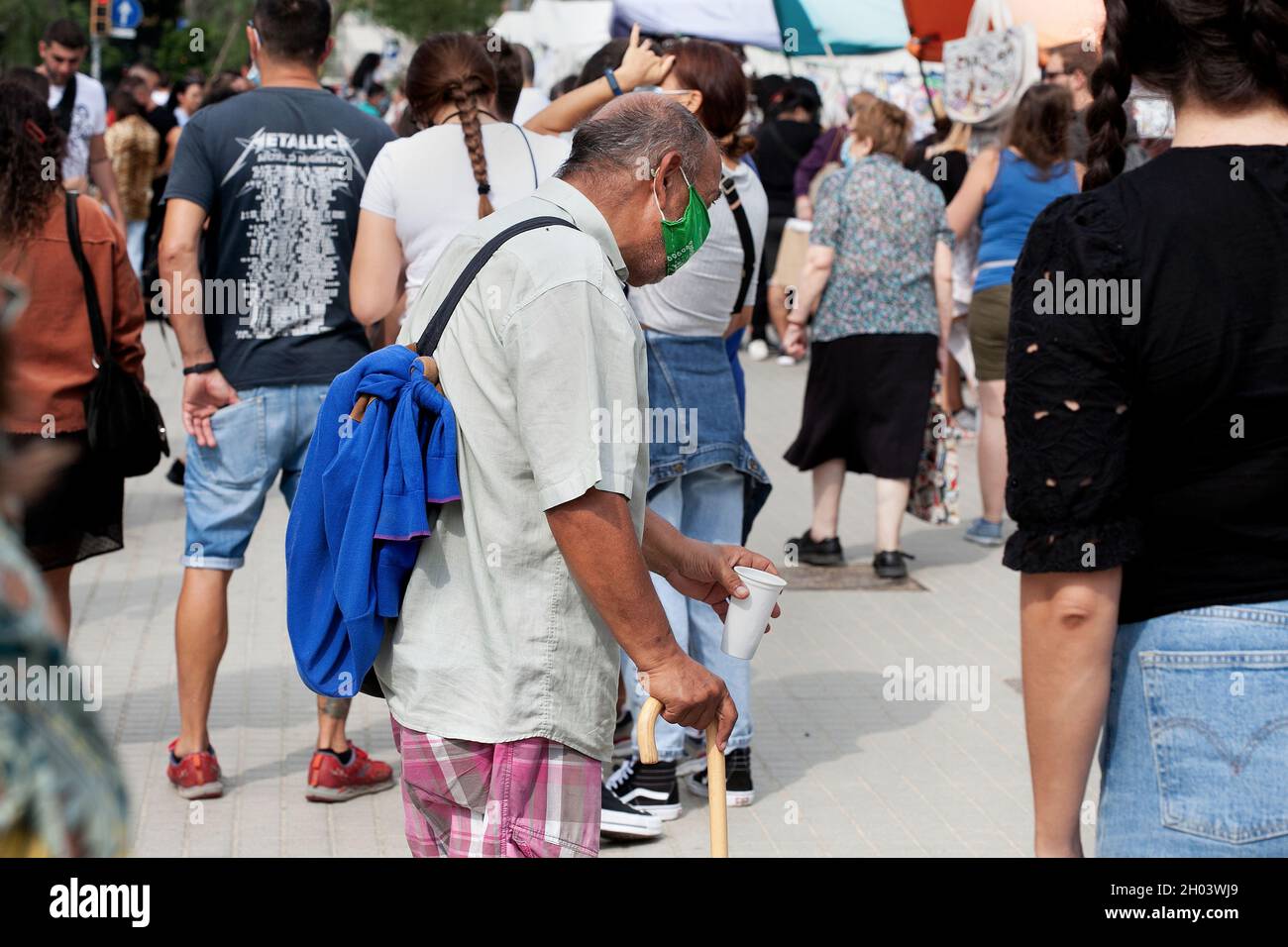 Romanian Gypsy scammer/beggar, Barcelona, Spain Stock Photo - Alamy