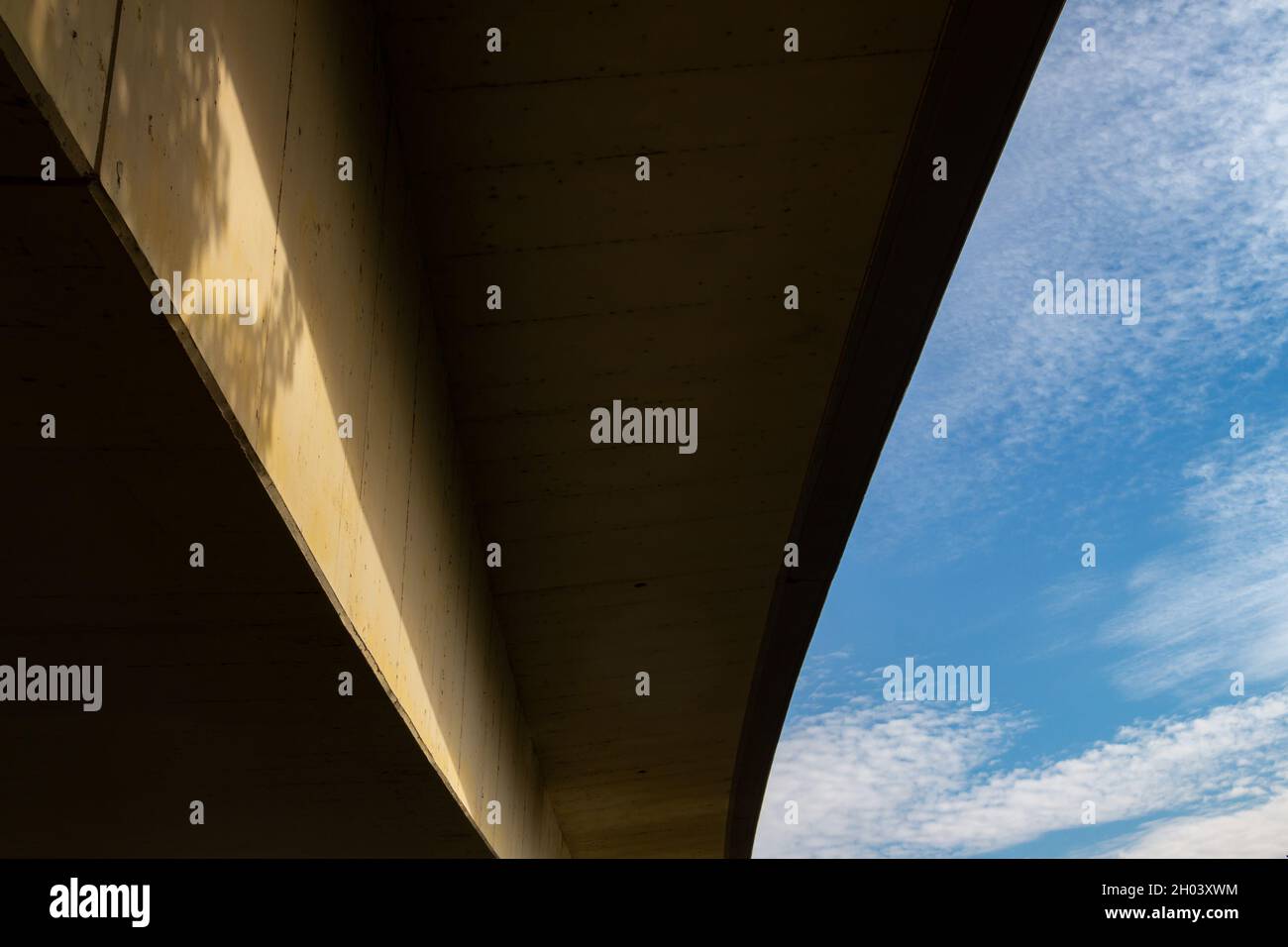 Curved bridge hi-res stock photography and images - Alamy