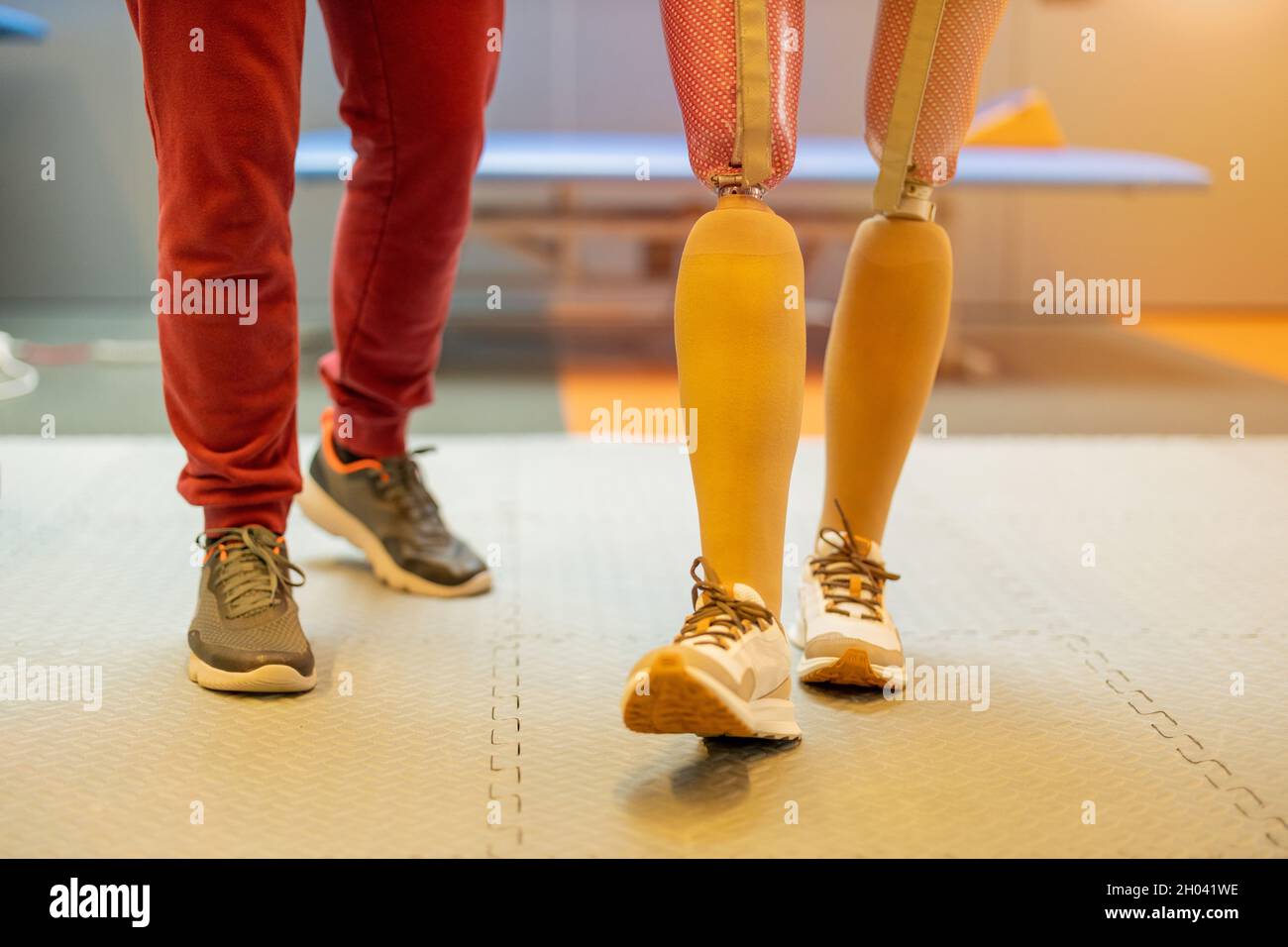 Walking prosthetic legs person hi-res stock photography and images - Alamy