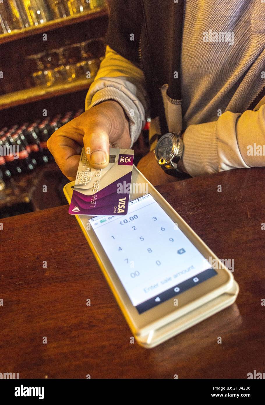 Contactless debit cards hi-res stock photography and images - Alamy