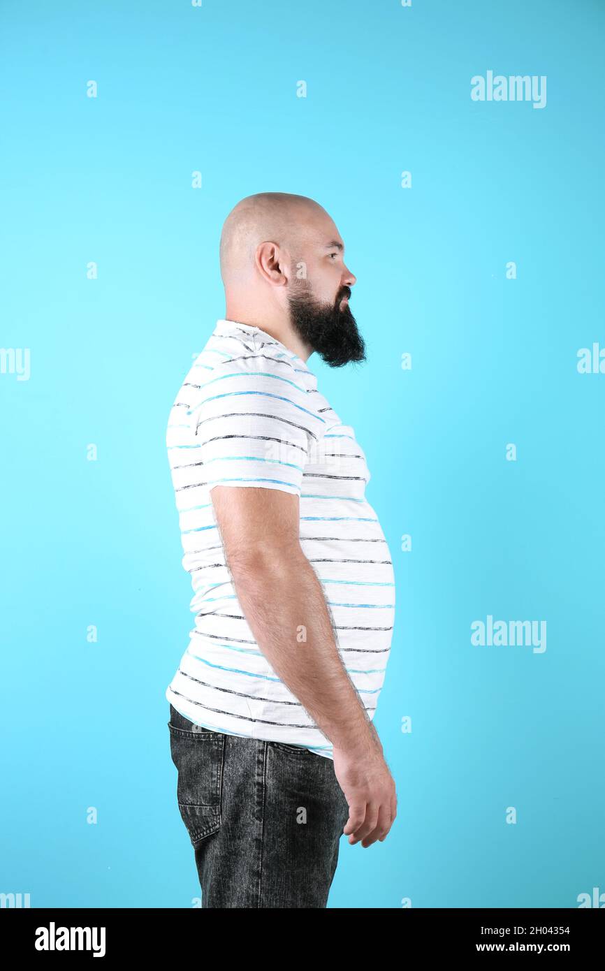 Fat man on color background. Weight loss Stock Photo - Alamy
